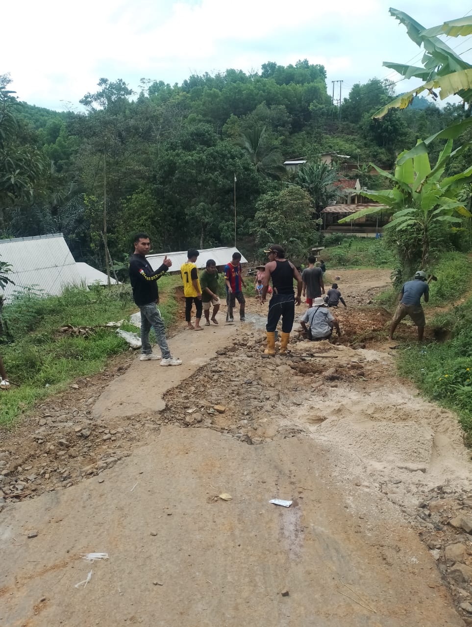 Sangat Miris Melihat Kondisi Jalan Poros Desa Kebon Cau Kecamatan ...